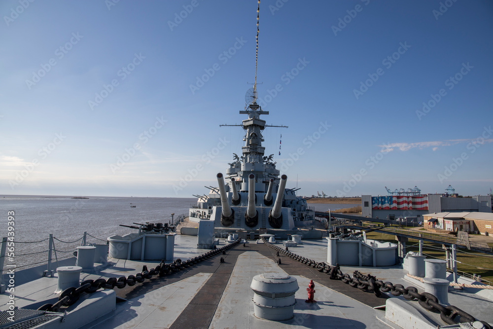 Foto Stock Along the bow of the USS Alabama with black anchor chains ...