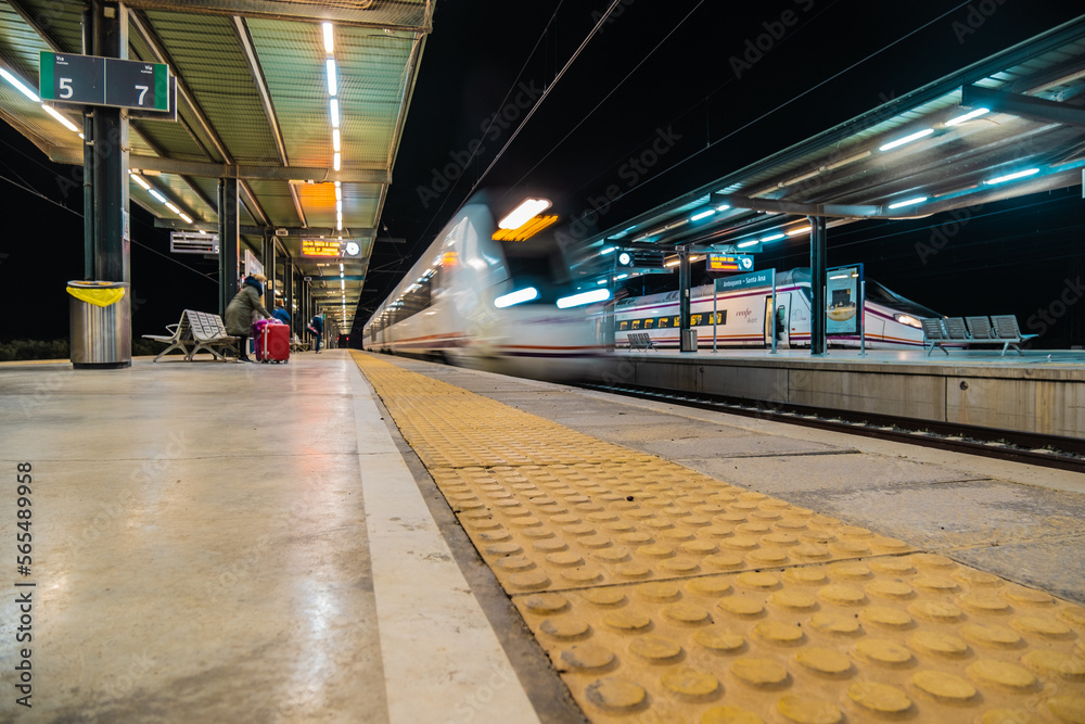 Foto de View of tracks and trains at the train station in Ronda at ...