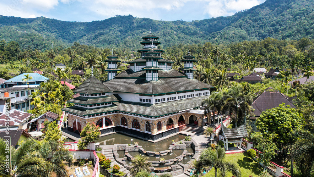 Foto de Aerial view of Raya Bayur Mosque Largest Masjid in Nagari Bayur ...