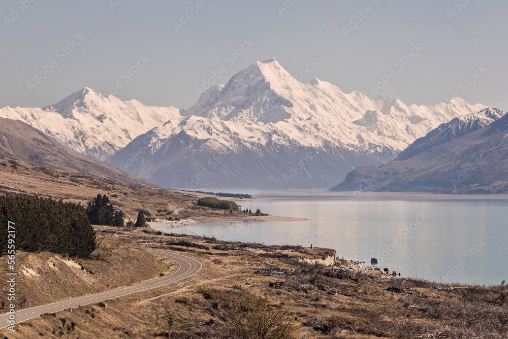 Mount Cook, the tallest mountain in New Zealand, towers over Lake ...