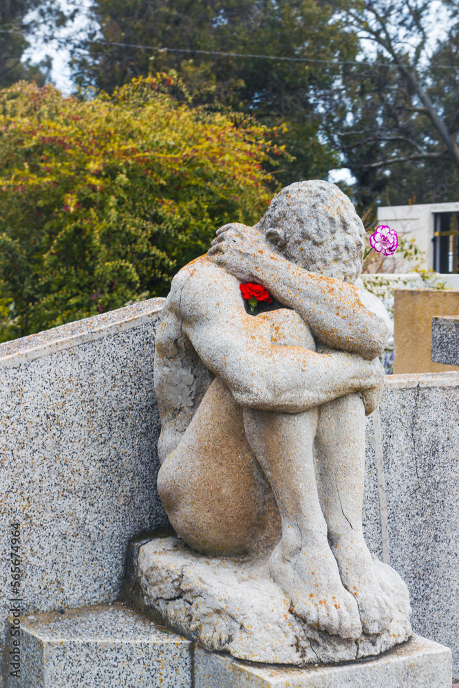 Escultura llorando con flores Stock Photo | Adobe Stock