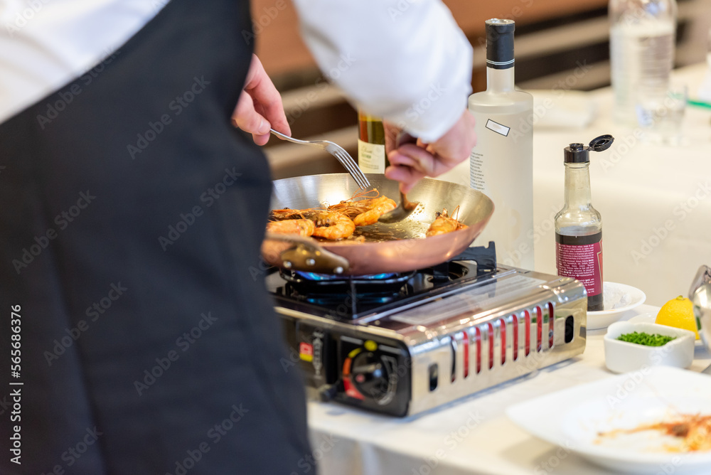 Cuisson et flambage de crevettes dans un restaurant, gros plan Stock ...