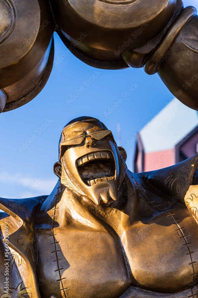 Foto Stock 「ONE PIECE麦わらの一味」フランキー像が高森町（南阿蘇鉄道：高森駅）に設置 "ONE PIECE Straw ...