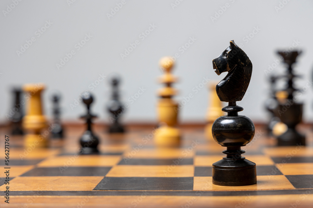 zoom sur le cavalier noir, pion au jeu d'échec Stock Photo | Adobe Stock