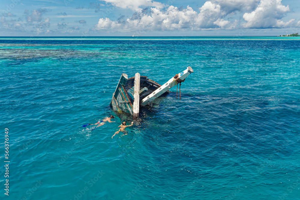 Foto de Aerial view of a sunken ship near Keyodhoo, Vaavu Atoll ...
