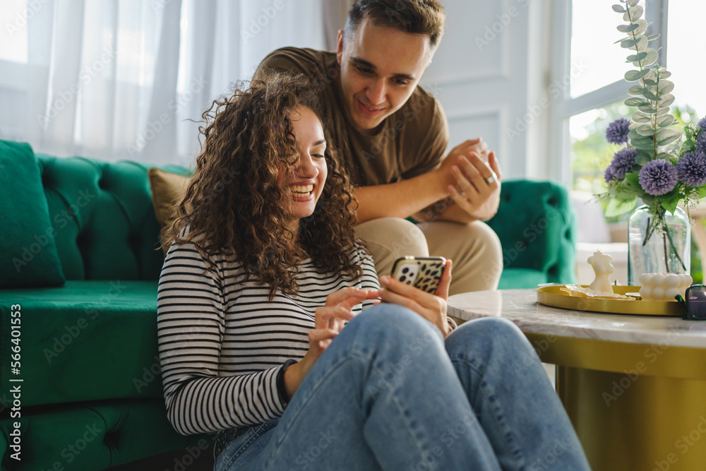 Foto de caucasian woman using mobile phone for online sms chat or ...