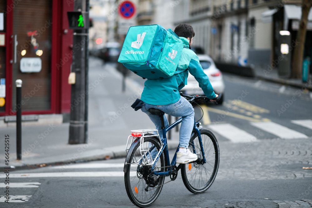Foto de Illustration shows a deliver (man) for Deliveroo on his bike ...