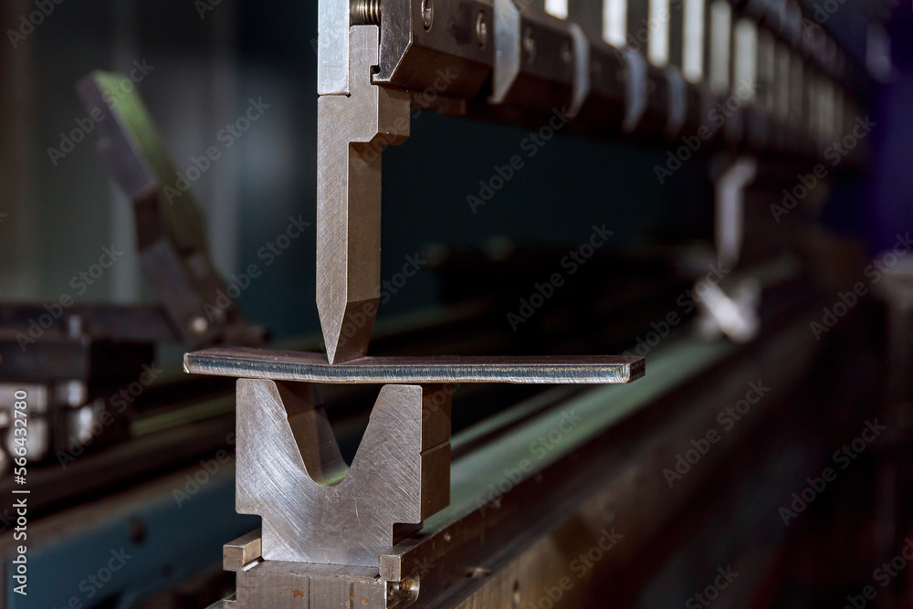 Foto de Metal bending. Bending of metal using a v-shaped matrix and a ...