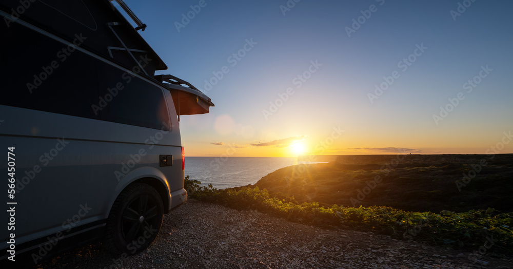Foto de Transporter Camping Van bus at the California Ocean in the ...