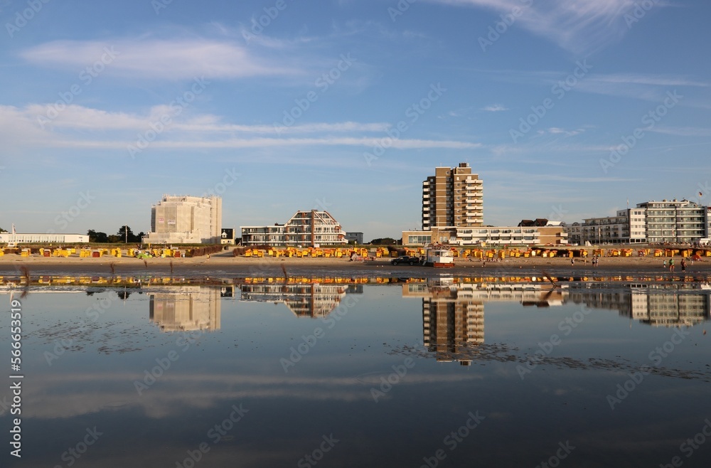 Foto Stock Skyline von Cuxhaven spiegelt sich in der Nordsee bei ...
