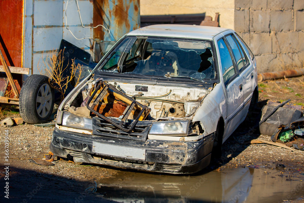 Foto Stock Broken, abandoned car in the city. Emergency vehicle to be ...