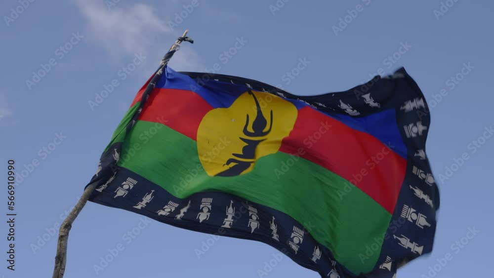 Wideo Stock: The national Kanak flag, with its bold colors and striking ...
