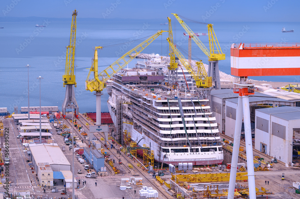 Foto de Cruise ship construction, new luxury cruise ship built by ...