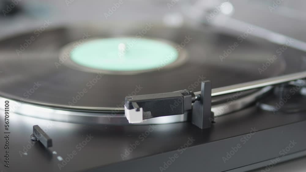 Vídeo do Stock: The man places the record on the turntable platter. The ...