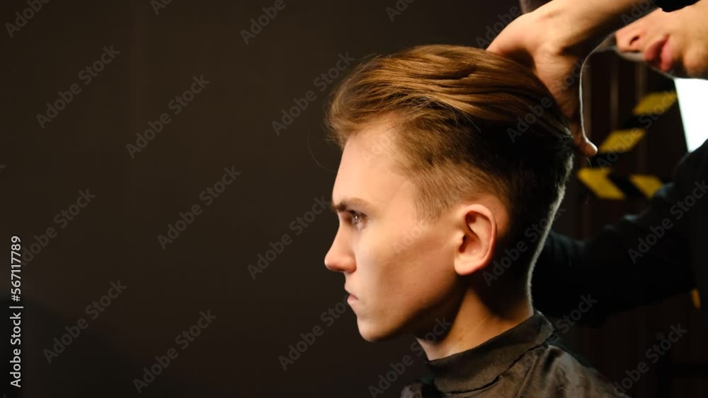Vidéo Stock Barber shop. Man in barber's chair, hairdresser prepare his ...