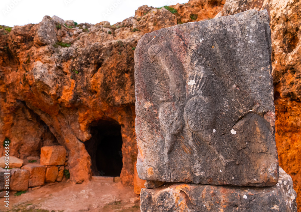Foto de Phallic symbol placed on a cock in Tiddis Roman Ruins, North ...