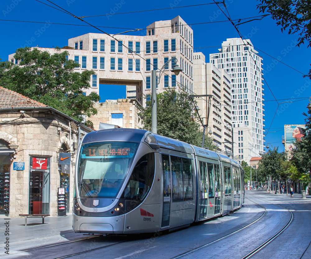 Foto de Jerusalem light rail train tram in downtown, Jaffa road ...