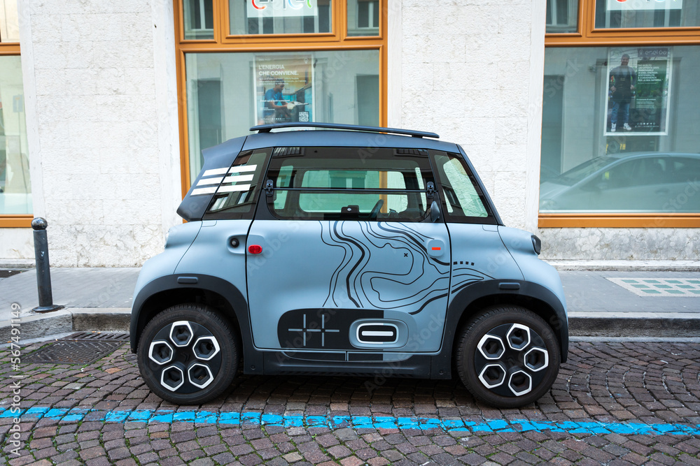 Foto de citroen ami car electric side view. Udine Italy_January 28 2023 ...