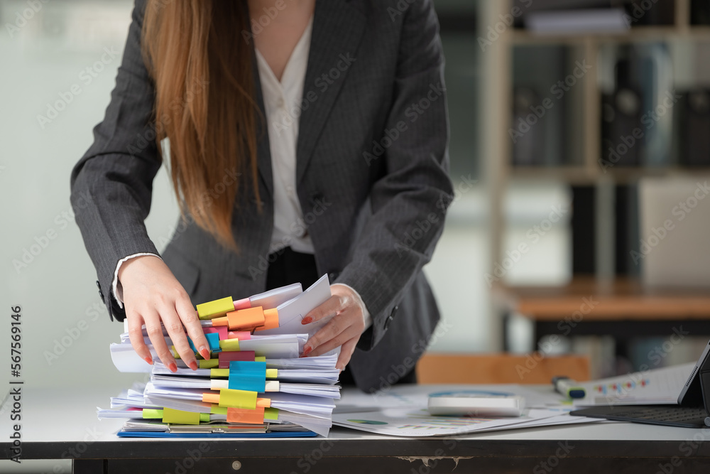 Foto Stock Businesswoman hands working in Stacks of paper files for ...