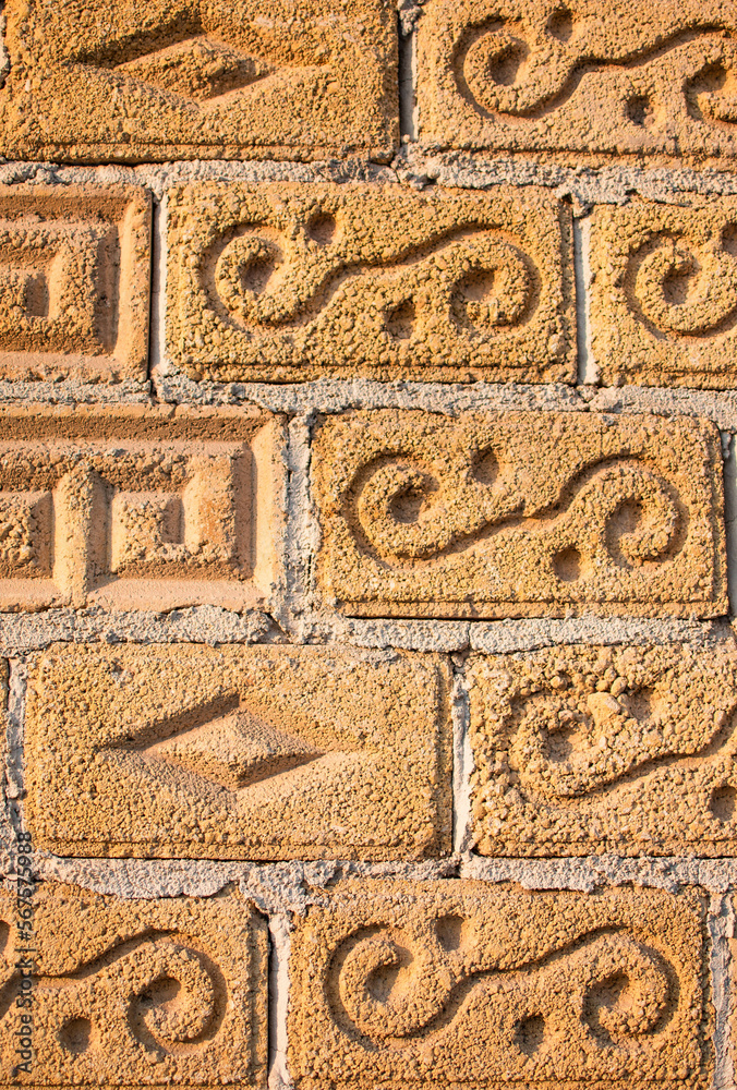 Imagen vertical de ladrillos amarillos con formas y figuras ideal para ...