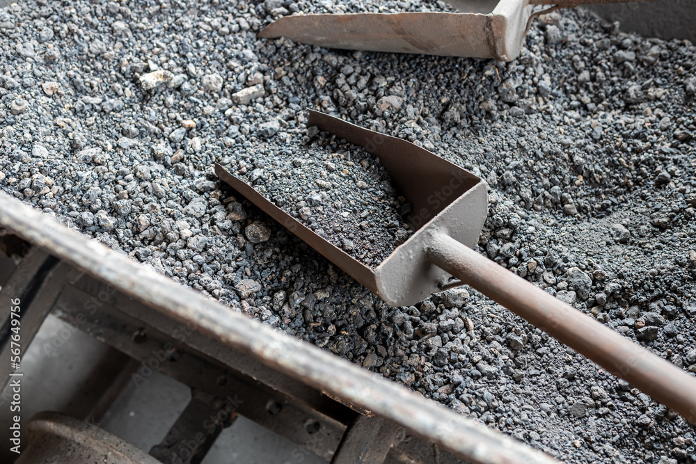 Foto Stock A stack of calamine (zinc ore) with an old-fashined shovel ...