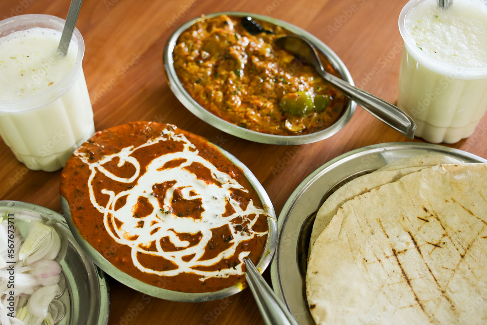 Fotka „Making or cooking tawa roti Aloo Paratha. Indian potato stuffed ...