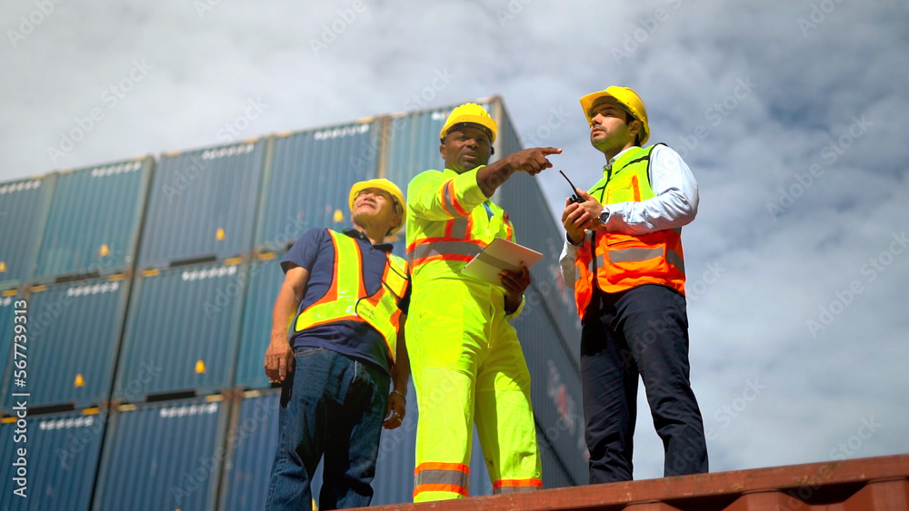 Foto de Group logistic staff survey load container for shipping plan in ...