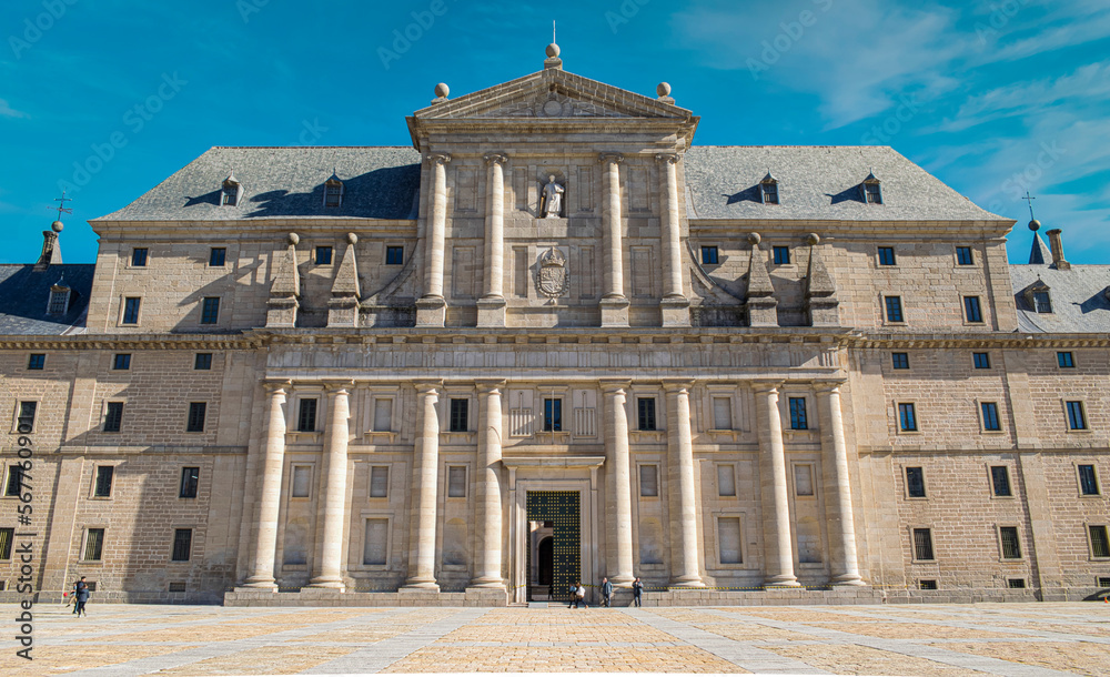 Fachada occidental y entrada principal a la basílica del real ...