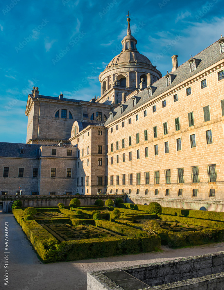 Jardines y cimborrio del real monasterio de San Lorenzo de El Escorial ...
