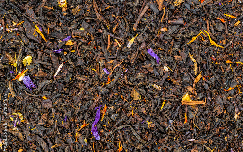 Feuilles de thé noir avec des pétales de fleurs séchées - texture vu du ...