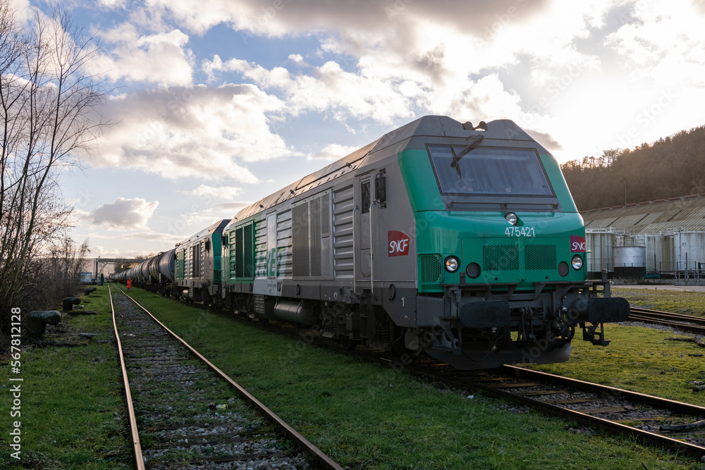 Foto de Port de Rouen. Sncf, train de wagons citernes d'hydrocarbures ...