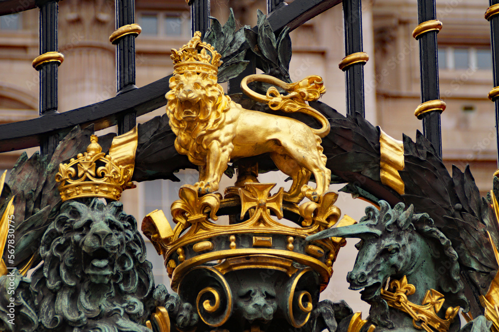 Foto de beautiful royal insignia of the Royal British family on the ...
