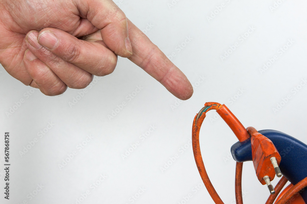 Foto de Defective cables on electronic devices are a deadly hazard. A ...