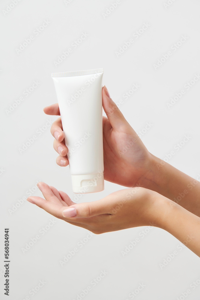 흰색 목각 모형 튜브형 화장품을 들고 있는 여성 모델의 아름다운 손 Stock 写真 | Adobe Stock
