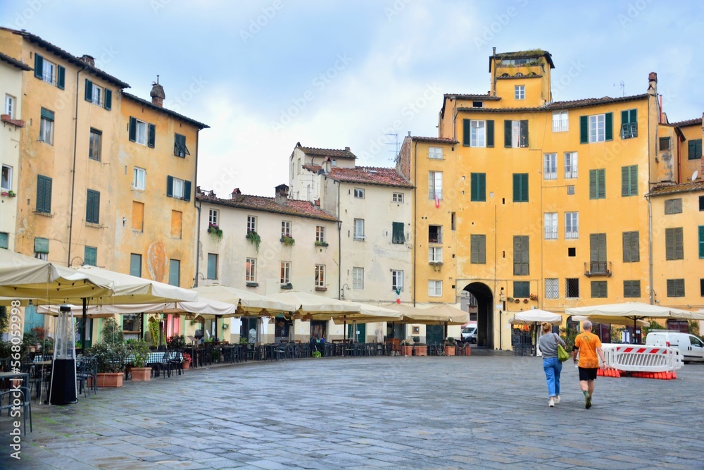 Lucca, Toscana, Italia. La Piazza dell'Anfiteatro è una piazza della ...