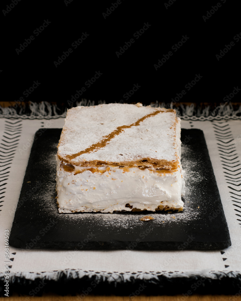Postre con capas de hojaldre rellenas de merengue italiano sobre ...
