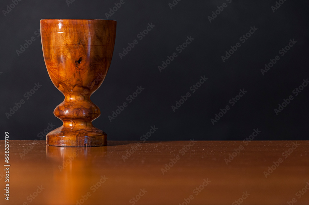 Calice in legno d'ulivo su fondale scuro Stock Photo | Adobe Stock