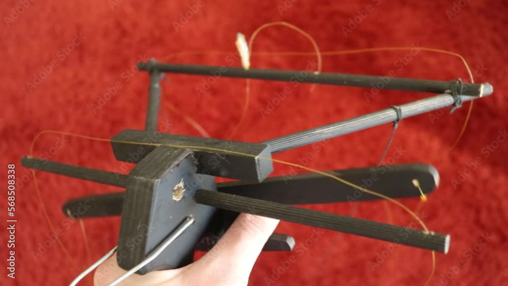 Vidéo Stock puppeteer hand with a puppeteer's crossbar tool of wood or ...