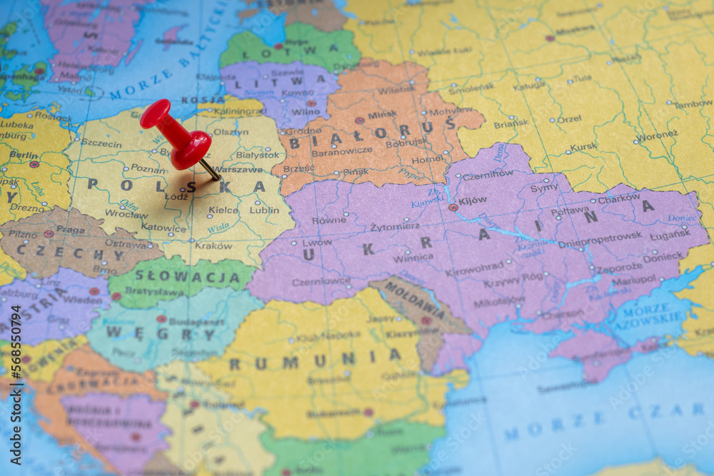 Foto de Warsaw city marked on a colorful map of Europe using a red push ...