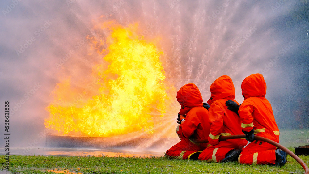 Foto de Firefighter Rescue team training in fire fighting extinguisher ...