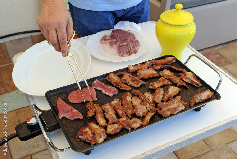 Cocinando lagartitos de cerdo ibérico a la brasa en plancha eléctrica ...