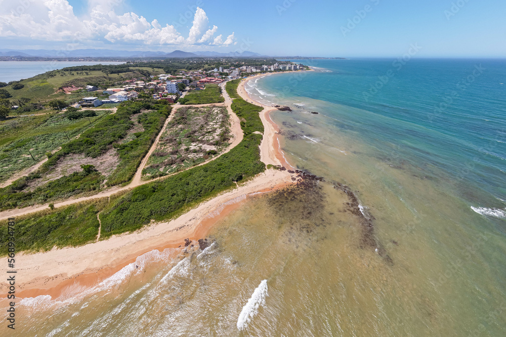 Imagem aérea de Castelhanos e da Praia da Boca da Baleia na cidade da ...