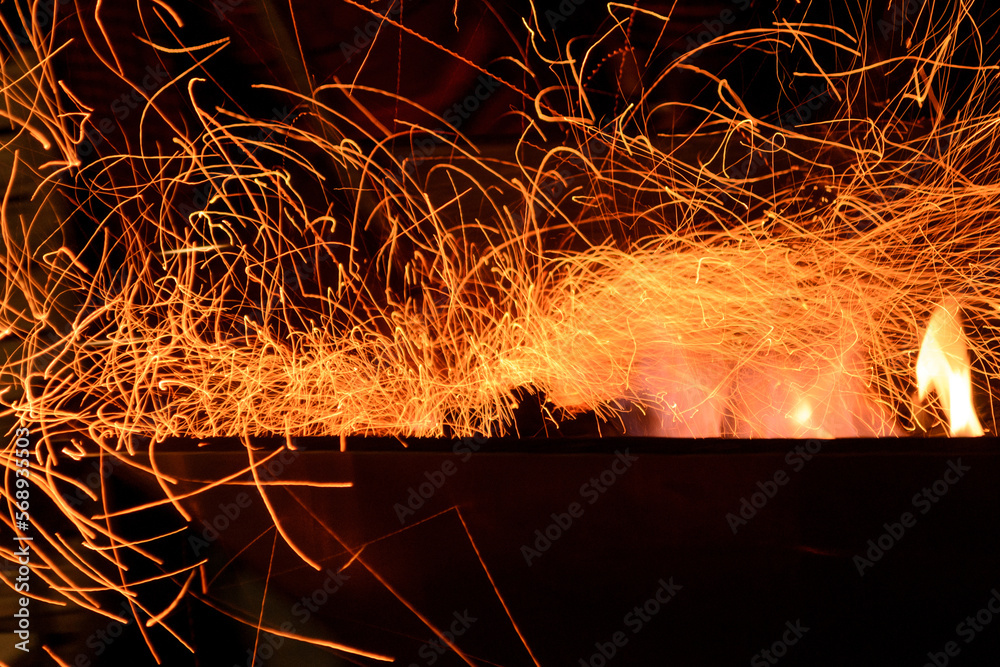 Chispas creadas al hacer un fuego en un recipiente. Stock Photo | Adobe ...