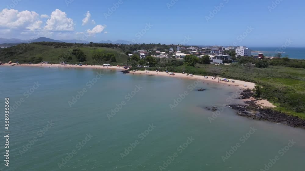 Imagem aérea de Castelhanos e da Praia da Boca da Baleia na cidade da ...