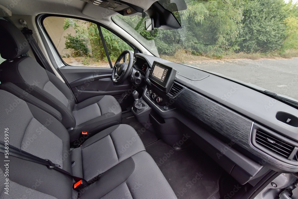 Renault Trafic Combi VAN L3. The long version of the van. Cabin ...