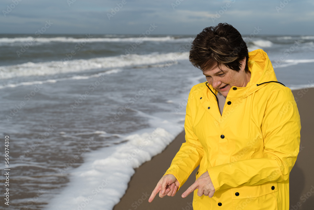 Foto Stock Short hair beautiful woman laughing while pointing with ...