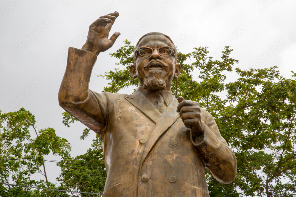 Curacao - Statue von Dr. Moises Frumencio Da Costa Gomez, Willemstad ...