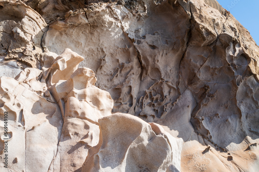 Les falaises sous le phare des Mamelles dans la ville de Dakar au ...