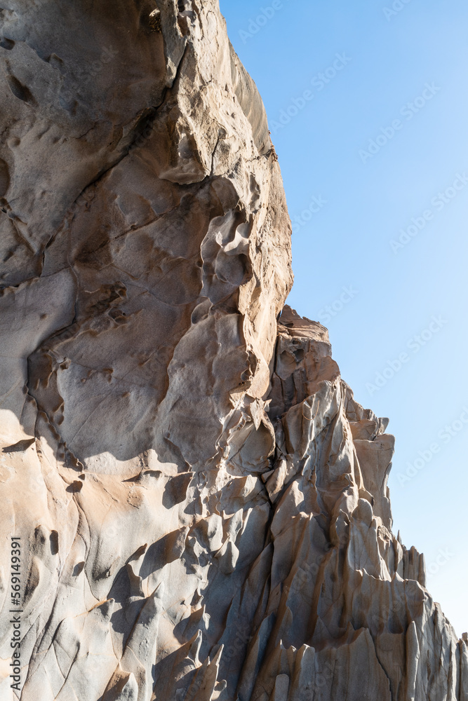 Les falaises sous le phare des Mamelles dans la ville de Dakar au ...