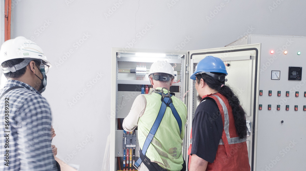 Foto de Technicians Check and service the Electrical panel control on ...